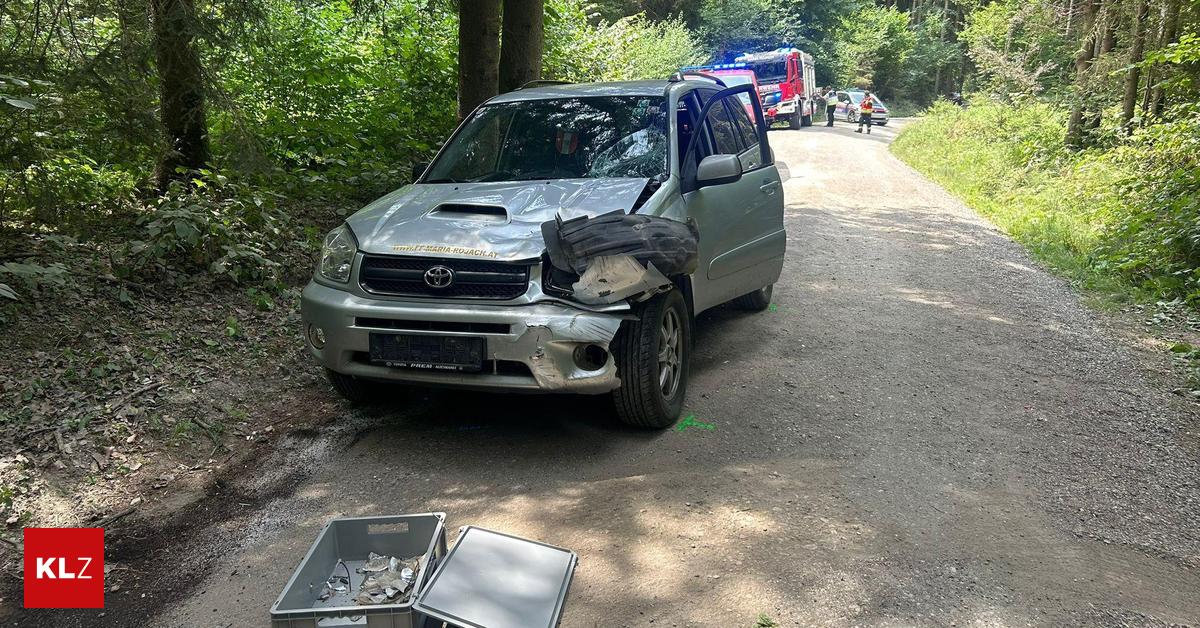 Gegen Pkw geprallt: Zwei Teenager bei Mopedunfall in Kärnten schwer verletzt